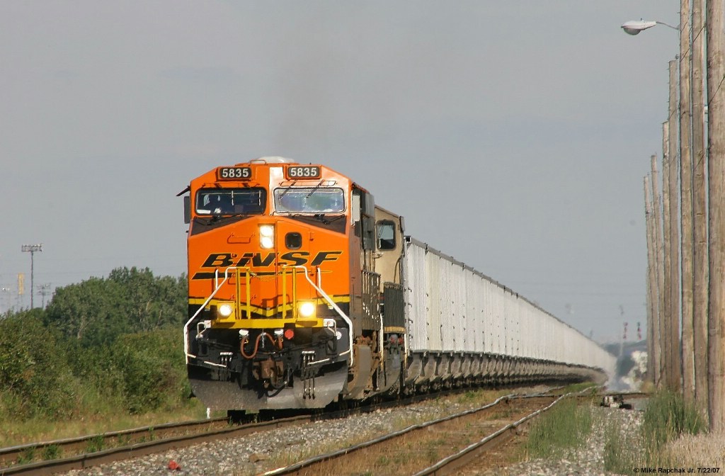BNSF ES44AC 5835